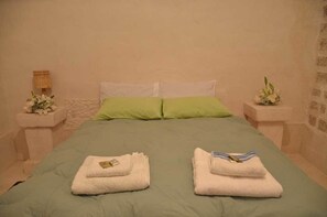 Quarto Duplo, 1 cama de casal, casa de banho privativa | Secretária, ferro/tábua de engomar, berços/camas para crianças grátis 