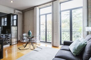 Apartamento, 1 quarto, sacada (2F) | Sala de estar | TV de tela plana 20 polegadas com canais a cabo, TV