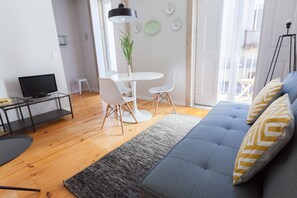 Apartamento Standard, 1 quarto, varanda (2T) | Sala de estar | Televisor de ecrã plano de 25 polegadas com canais por cabo, televisor 