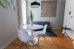 Apartamento Standard, 1 quarto, varanda (2T) | Sala de estar | Televisor de ecrã plano de 25 polegadas com canais por cabo, televisor 