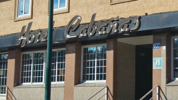 Um edifício com uma placa que diz 