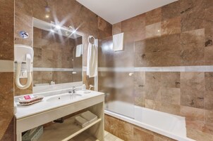 Quarto casal (Interior) | Banheiro | Chuveiro, produtos de toalete grátis, secador de cabelo, bidê