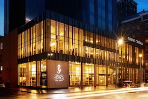 Fachada do alojamento (tarde/noite)