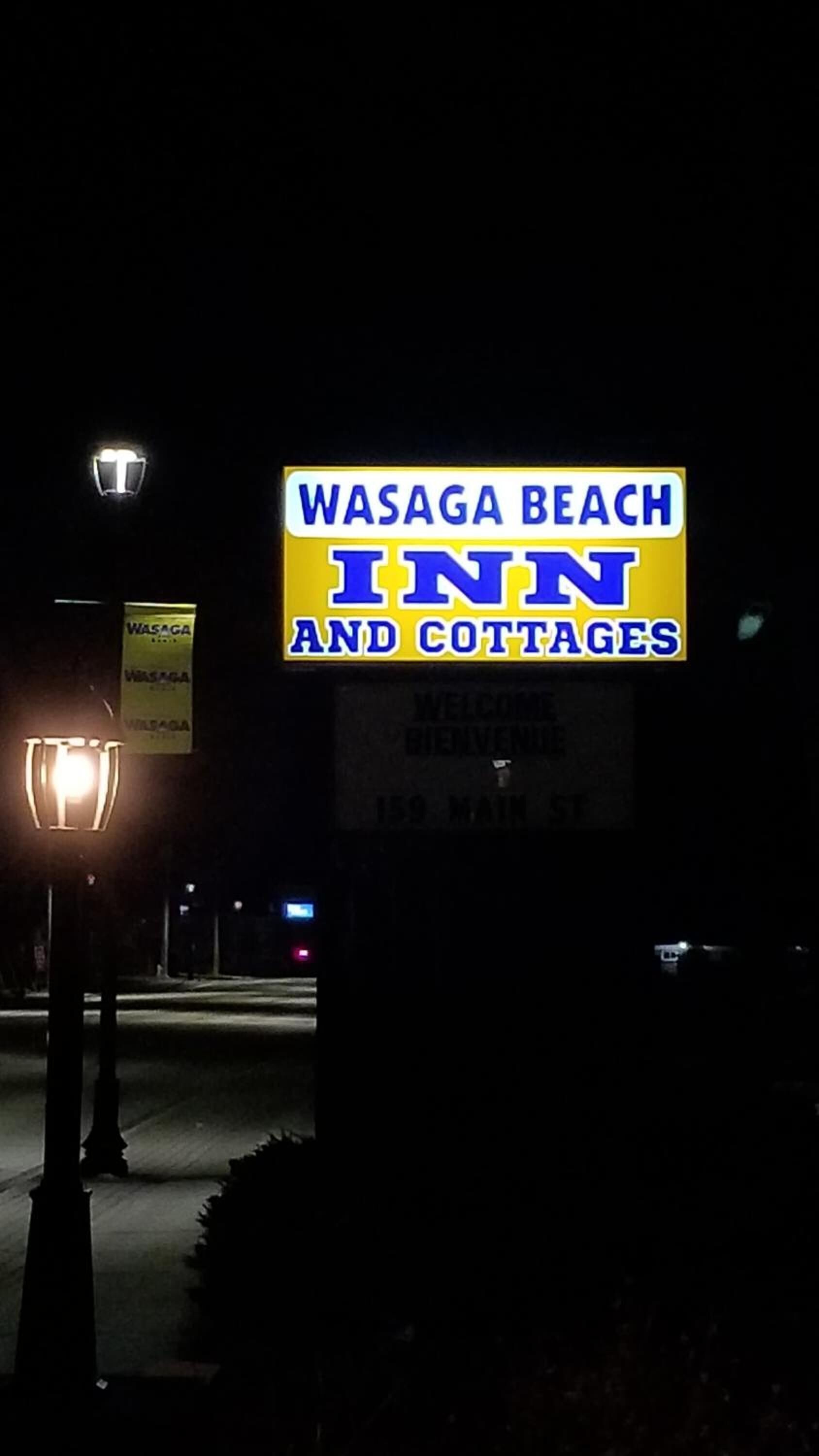 Placa noturna para o Wasaga Beach Inn and Cottages.