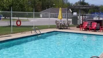 Piscina exterior sazonal, da(s) 9:00 à(s) 21:00, espreguiçadeiras