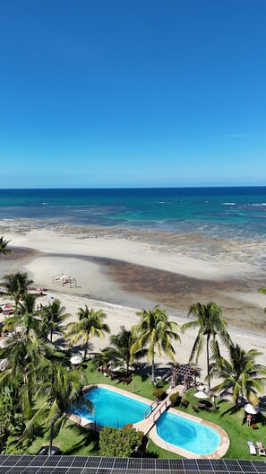 Na praia, guarda-sóis, toalhas de praia 