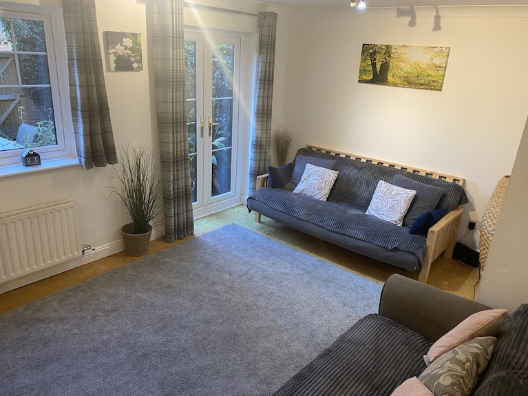 Centre Of Town, 3 Bedrooms, Sleeps 6, Own Parking And Patio Close To The Oracle - Reading Station