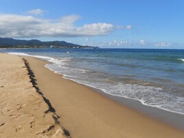 Perto da praia, praia de areia branca 