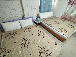 Quarto Quádruplo Económico, casa de banho partilhada | Com decoração personalizada, com mobília individualizada 