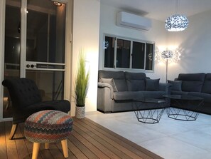 Apartamento luxo, 3 quartos | Área de estar | TV de tela plana