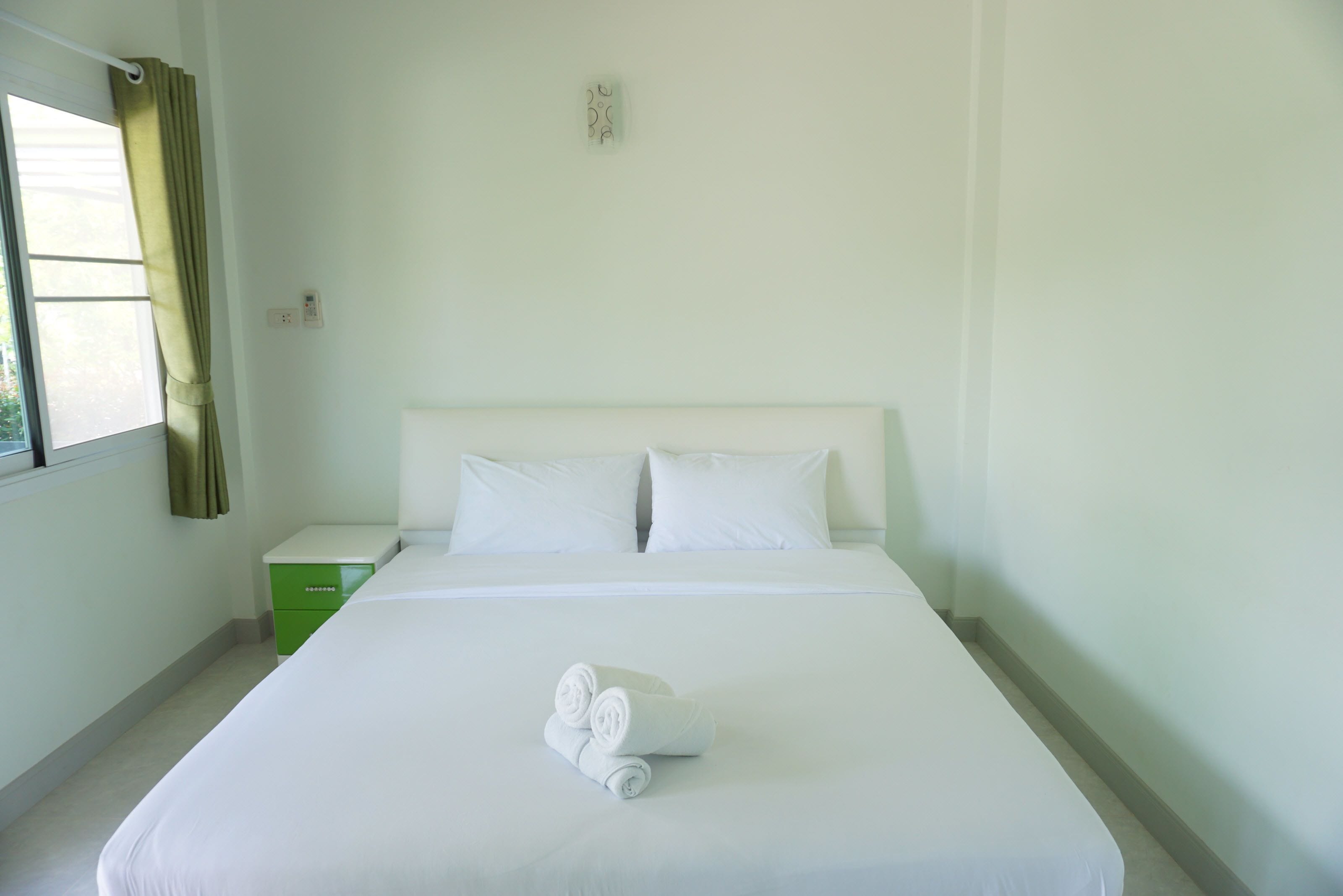 Quarto quádruplo família, 1 cama King, varanda | Cofres nos quartos, cortinas blackout, quartos à prova de som