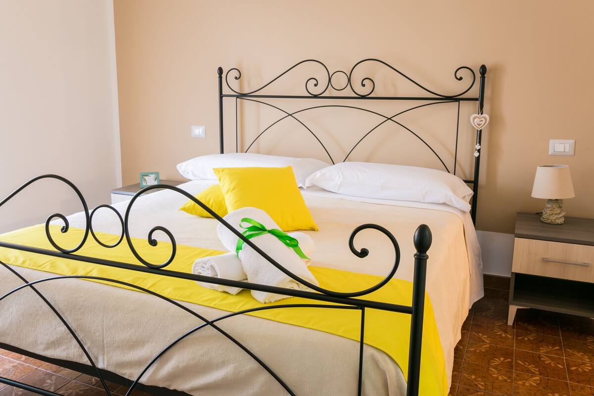 Quarto Clássico com Cama de Casal | Berços/camas para crianças, Wi-fi grátis, roupa de cama fornecida