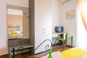 Quarto Clássico com Cama de Casal | Berços/camas para crianças, Wi-fi grátis, roupa de cama fornecida