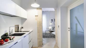 Suite Deluxe, 1 cama queen-size e sofá-cama, kitchenette | Kitchenette privada | Um frigorífico, uma cafeteira/bule, uma cadeira de bebé