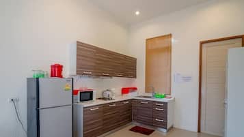 Three Bedrooms Private Pool Villa | Cozinha privada | Um frigorífico, um micro-ondas, uma placa de cozinha