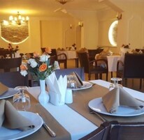 2 restaurantes, é servido café da manhã