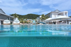 Piscina exterior, espreguiçadeiras