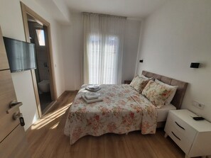 Quarto Duplo | Roupa de alta qualidade, cofre no quarto, ferro/tábua de engomar 