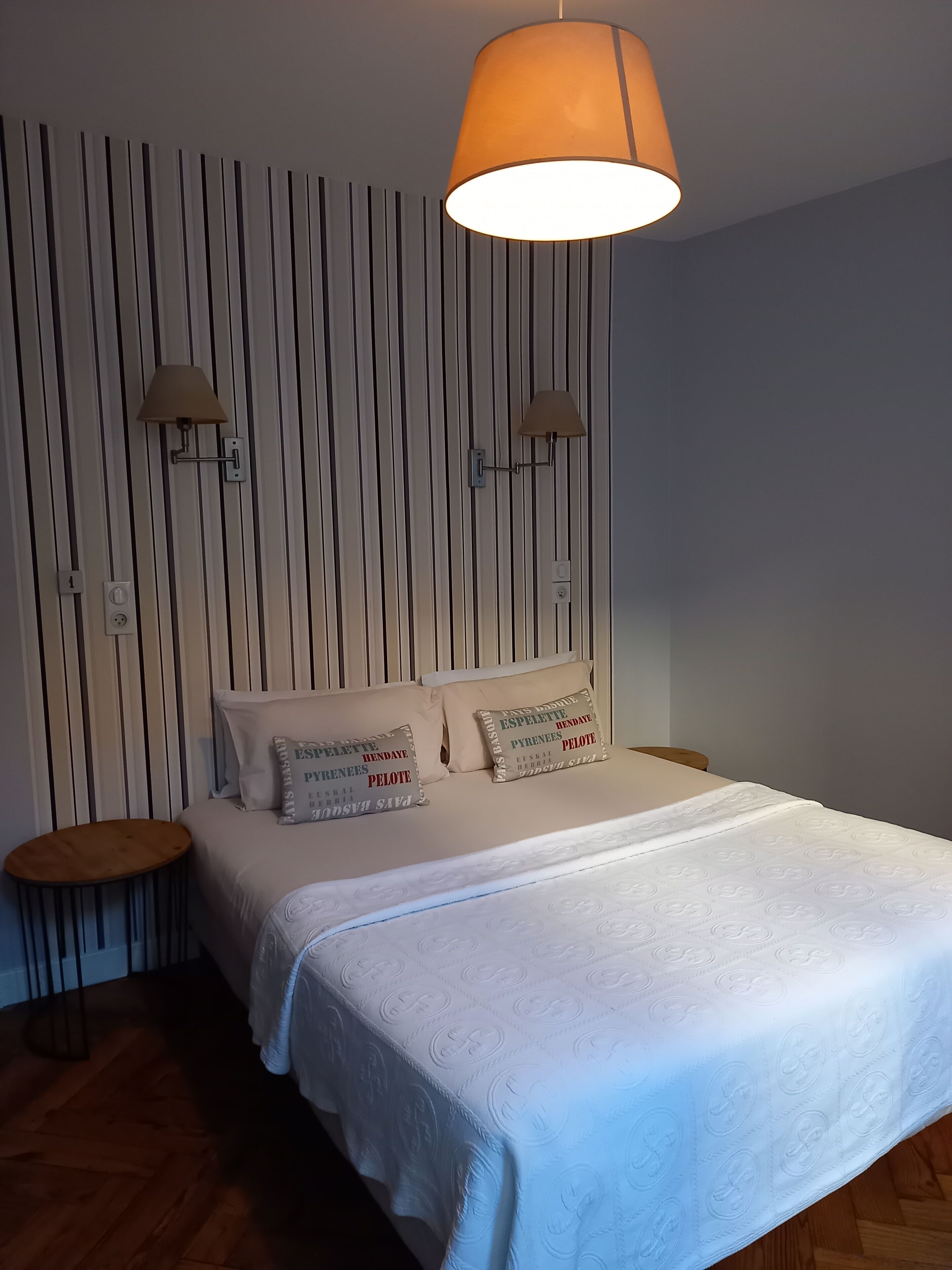 Cortinas blackout, quartos à prova de som, Wi-Fi de cortesia