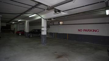 Uma garagem de estacionamento com uma placa de 'NÃO ESTACIONAR' na parede.