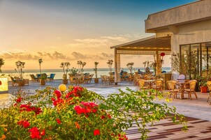 3 piscinas exteriores, guarda-sóis, espreguiçadeiras 