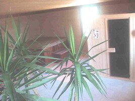 Um quarto com uma porta de madeira e uma placa.