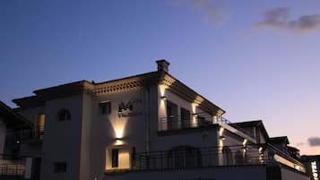 Fachada do alojamento (tarde/noite)
