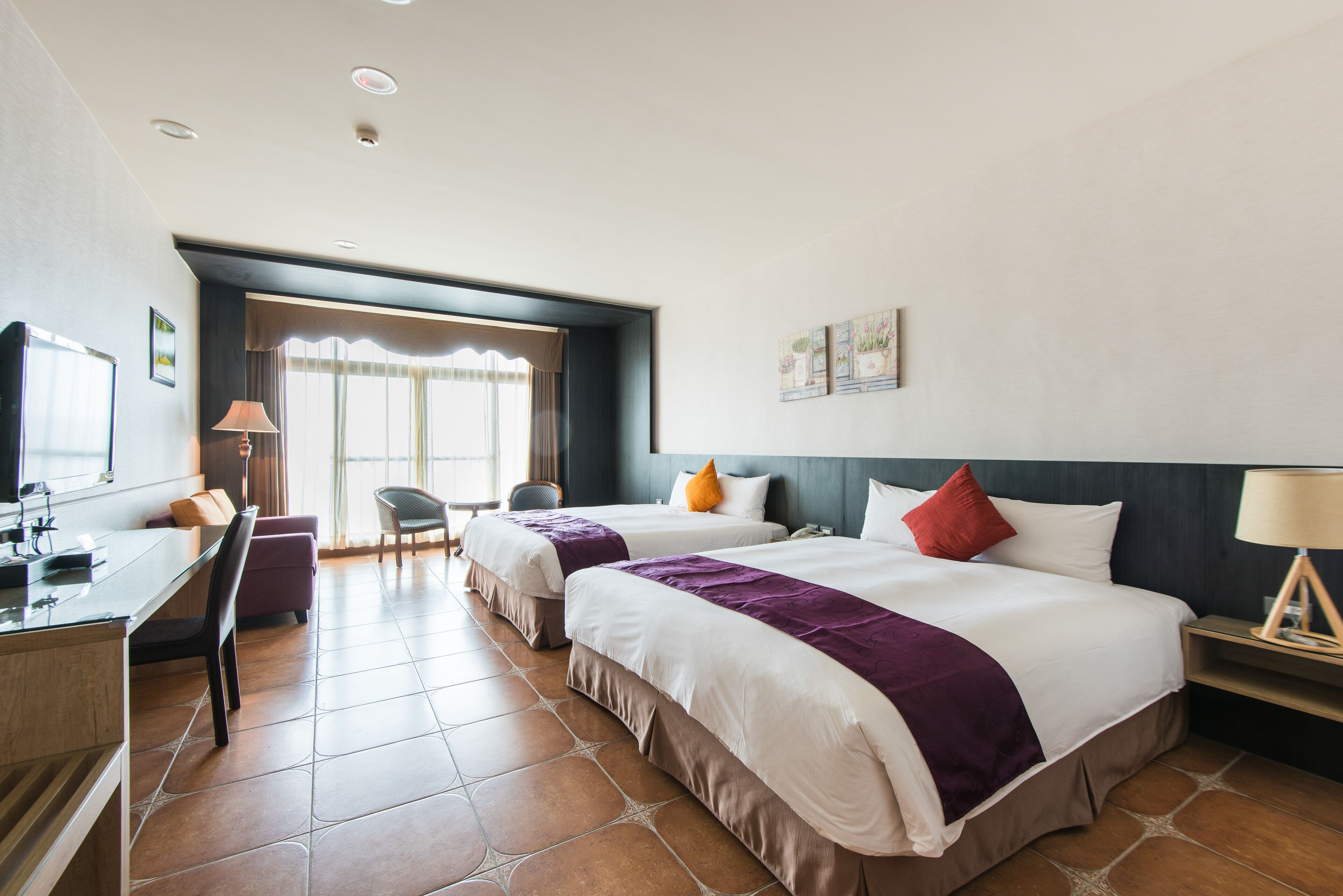 Quarto quádruplo standard | Roupas de cama premium, edredons de pluma, camas com colchões pillow-top