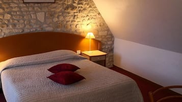 1 quarto, cofre no quarto, com decoração personalizada