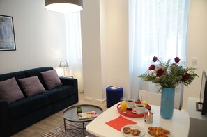 Apartamento, 1 quarto, no rés do chão | Sala de estar | TV de ecrã plano 