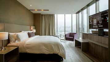 Suite Júnior, 1 cama king-size | Roupa de alta qualidade, cofre no quarto, secretária