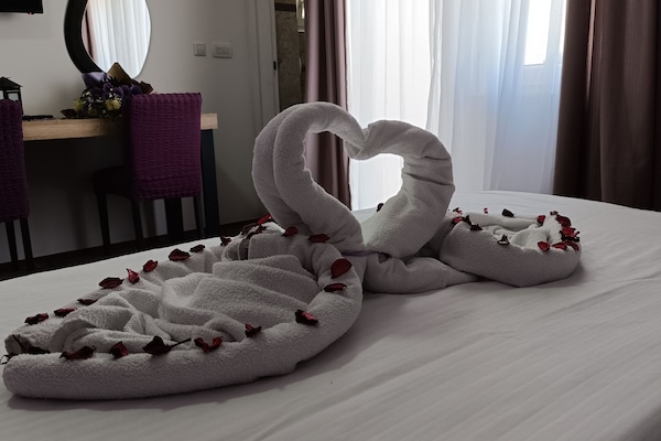 Quarto casal ou duplo standard, 1 quarto, terraço, vista para a cidade | Escrivaninha, berços grátis, Wi-Fi de cortesia, roupa de cama