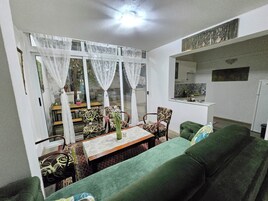 Estúdio, terraço | Área de estar | TV de tela plana