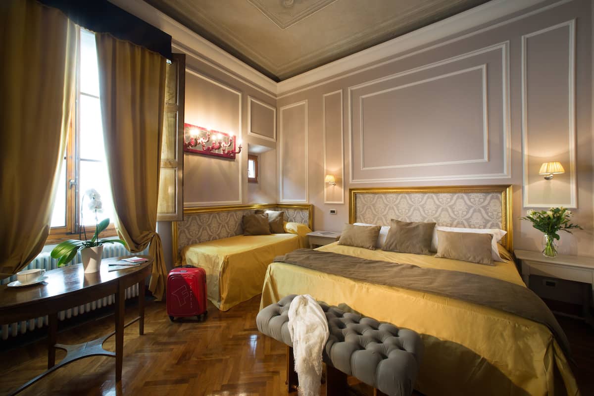 Quarto Familiar, Vista para a cidade | Minibar, cofre no quarto, secretária 