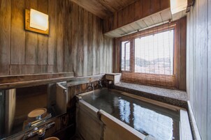 Quarto triplo tradicional, para não fumantes (Annex 2F SEKIYOU, w/ Hot Spring Bath) | Banheiro | Banheira e chuveiro separados, banheira de imersão