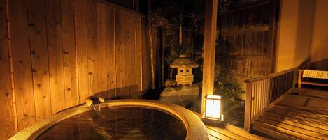 Quarto tradicional (JPN Style, Low Bed & Open-air Bath) | Banheiro | Chinelos, bidê, toalhas de banho