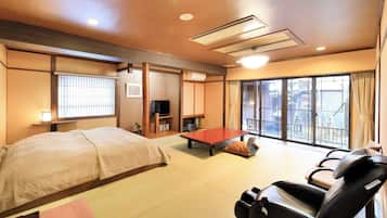 Quarto tradicional (JPN Style, Low Bed & Open-air Bath) | Cofres nos quartos, Wi-Fi de cortesia