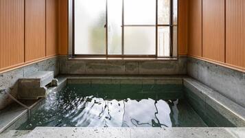 Quarto com uma janela grande, uma piscina pequena e lambris de madeira.