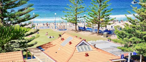 Na praia, praia de areia branca