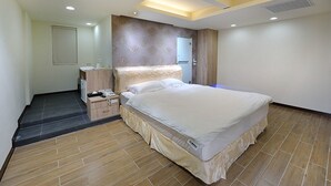 Quarto Duplo Deluxe | Roupa de alta qualidade, edredões de penas, secretária 