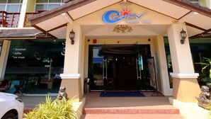 Entrada de hotel com uma placa indicando "The Yark Lagoon Hotel", acesso coberto e um carro estacionado na frente.