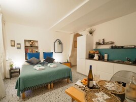 Estúdio, 1 quarto, cozinha | 1 quarto, lençóis de algodão egípcio, roupa de alta qualidade
