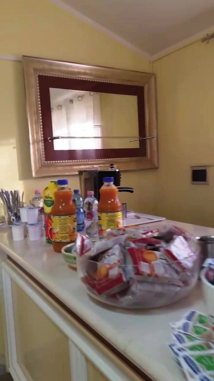 Uma bancada de cozinha com diversos alimentos e utensílios.