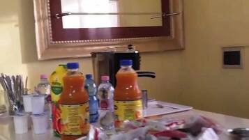 Uma bancada de cozinha com diversos alimentos e utensílios.