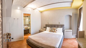 Roupas de cama premium, cofres nos quartos, escrivaninha