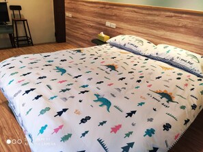 Quarto casal básico, 1 cama de casal, para não fumantes | Cortinas blackout, camas extras/dobráveis (sobretaxa), Wi-Fi de cortesia