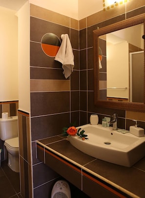 Quarto Triplo | Casa de banho | Um polibã, um chuveiro fixo, artigos de higiene pessoal grátis