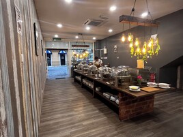 Café da manhã feito na hora todos os dias mediante uma taxa