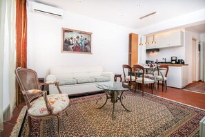 Apartamento luxo, 2 quartos (Galini) | Área de estar | Smart TV