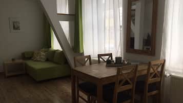 Duplex urbano, 1 cama Queen, banheiro privativo, no piso térreo | Área de estar | TV de tela plana
